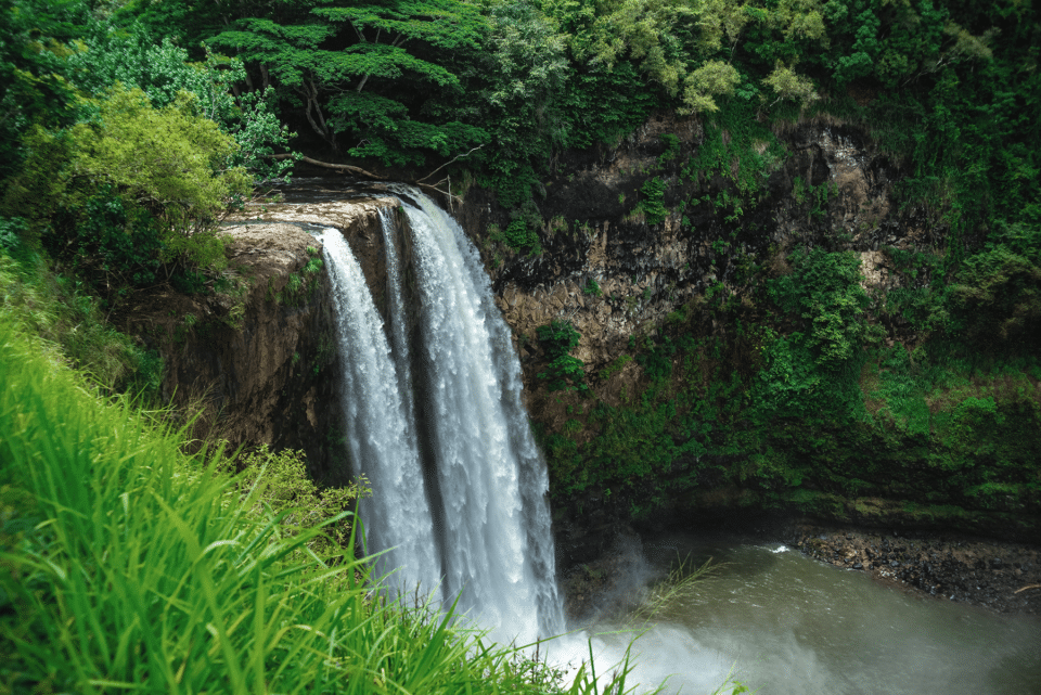 14 EPIC Hikes to Waterfalls in Oahu