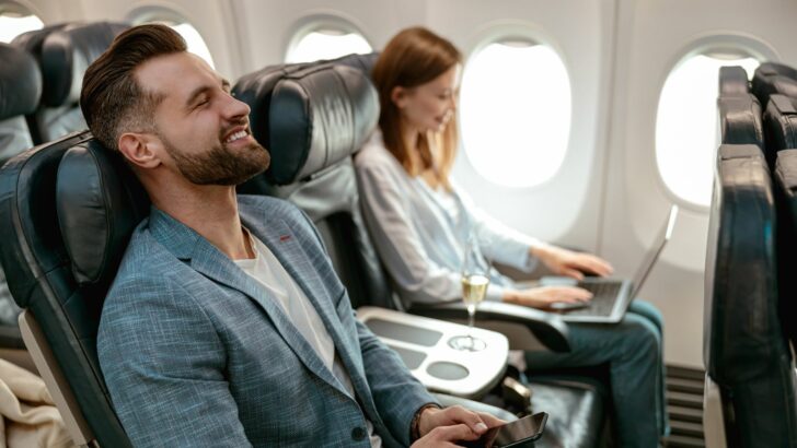 "Glitter Monster" Child Spills All Over Passenger: Who's Wrong?