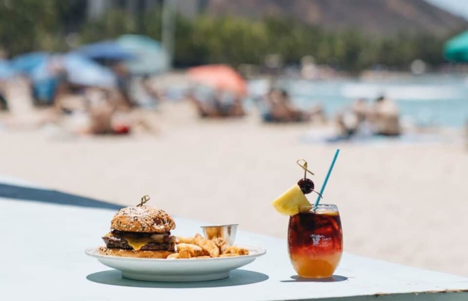 Waikiki Beach Bars: 10 CAN'T-MISS Spots