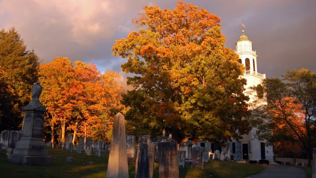 16 Charming Towns in New England for Fall Foliage - What The Fab