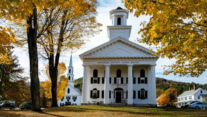 16 Charming Towns in New England for Fall Foliage - What The Fab