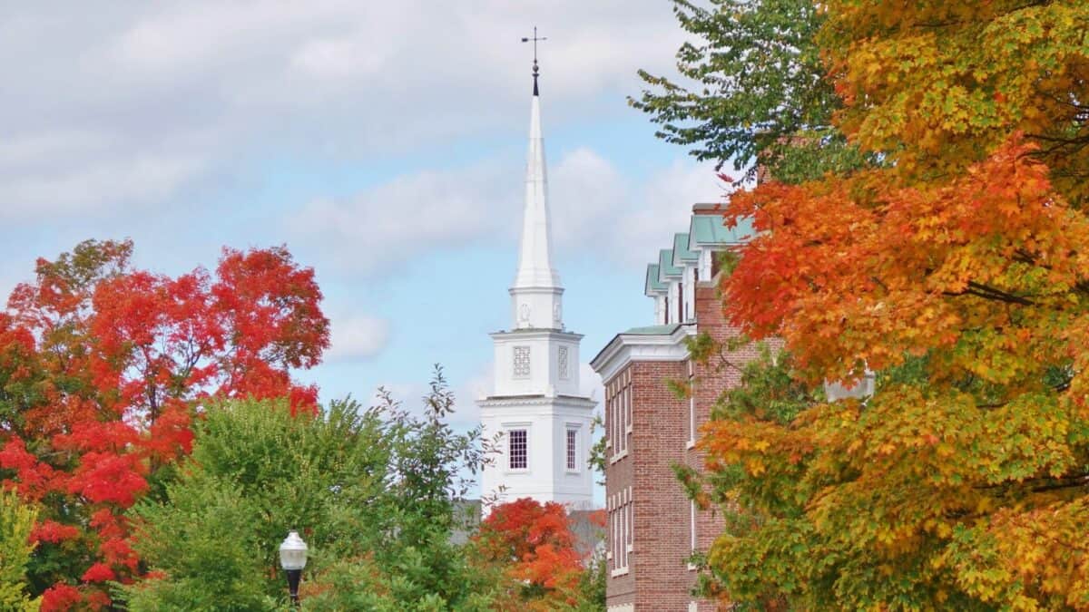 16 Charming Towns in New England for Fall Foliage - What The Fab