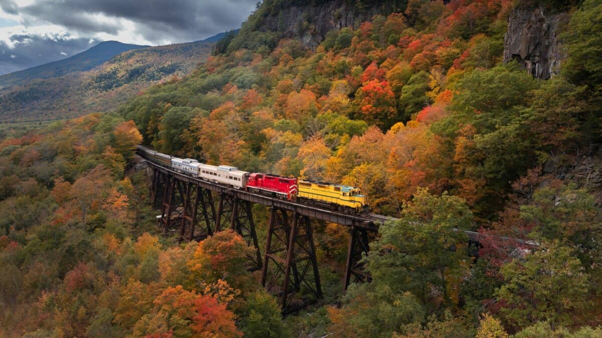 16 Charming Towns in New England for Fall Foliage - What The Fab